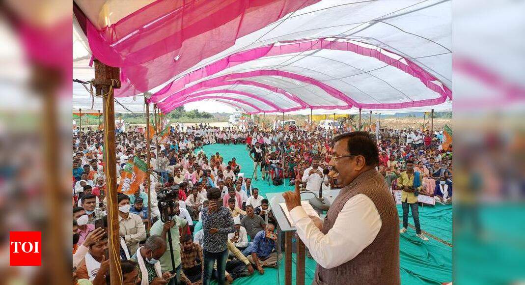 BJP netas lead PAPs, block road to KPCL coal mine in Chanda | Nagpur ...