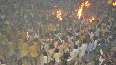 Andhra Pradesh: 100 injured in stick fight during Banni festival in ...