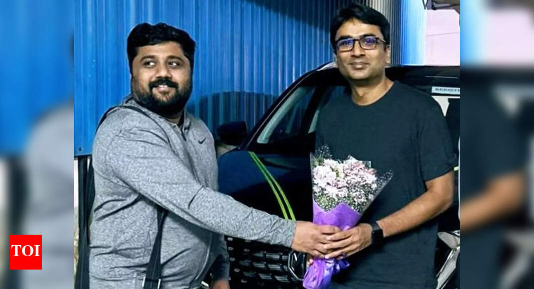 KE Gnanavel Raja gifts a car to 'Teddy' director Shakti Soundar Rajan ...