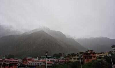 Char Dham shrines receive season's first snowfall | Dehradun News ...