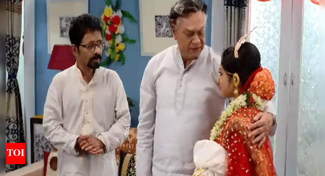 Sreemoyee: Newly married Dithi bids goodbye to her family - Times of India