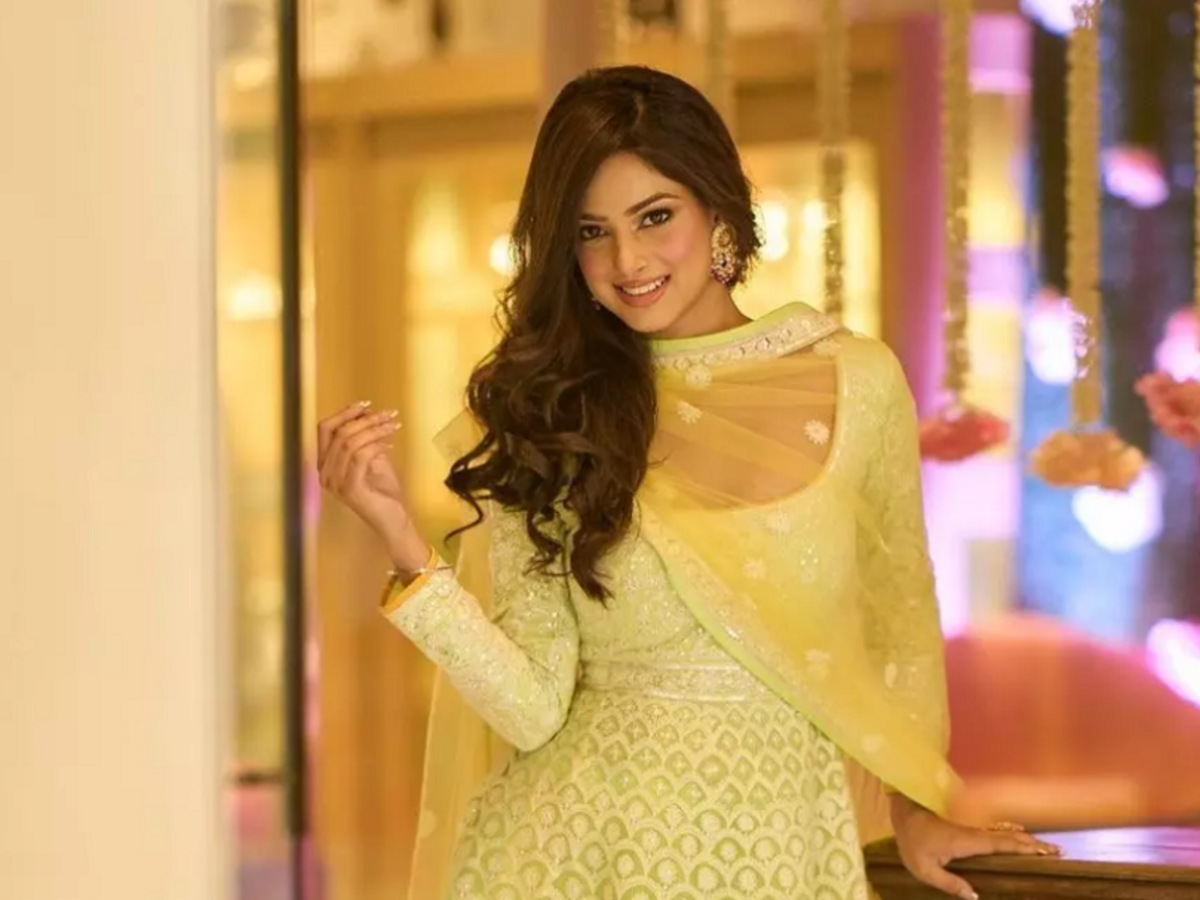 Harnaaz Sandhu shines bright in yellow ethnic wear!