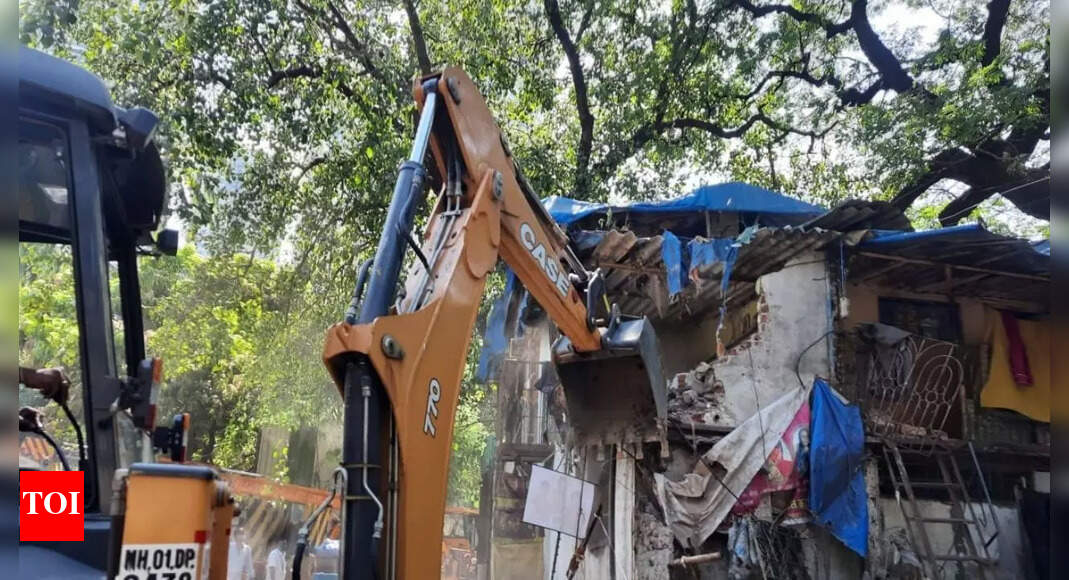 Bmc: Mumbai: BMC demolishes 16 structures for cable-stayed bridge at ... Bmc: Mumbai: BMC demolishes 16 structures for cable-stayed bridge at ...