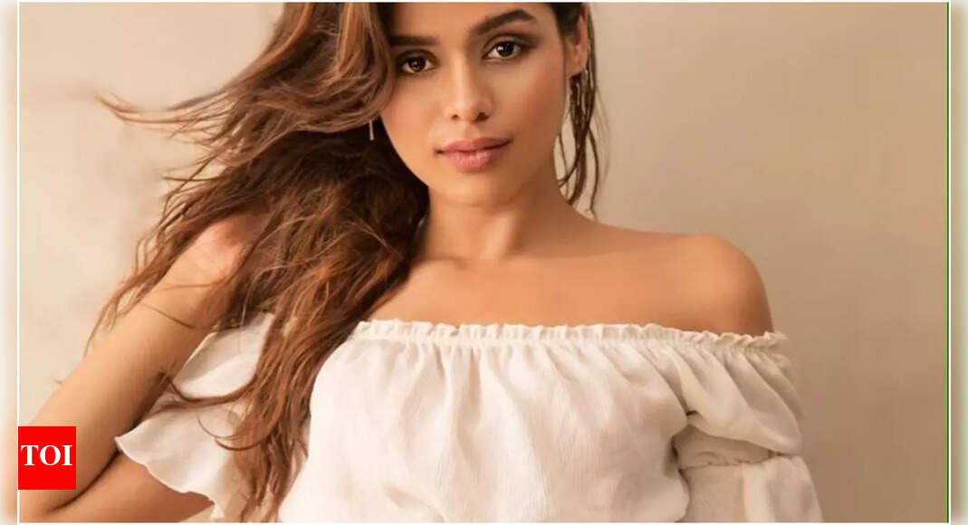 Pranati Rai Prakash heats up cyberspace as she takes a dip into the ...