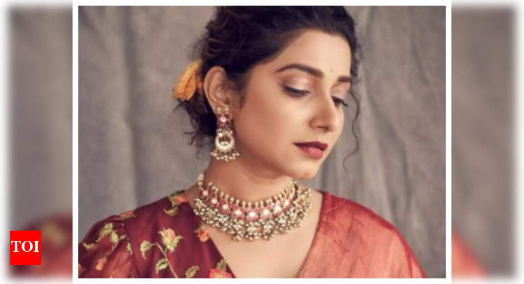 Gauri Nalawade looks breathtakingly beautiful in this stunning saree ...