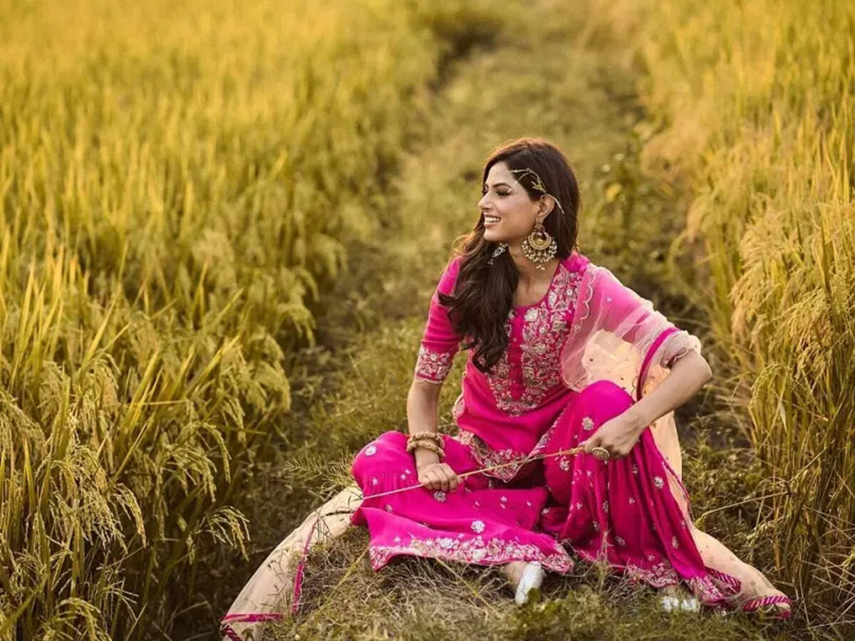 Punjabi kudi Harnaaz Sandhu rocks the desi girl look in pink patiala ...
