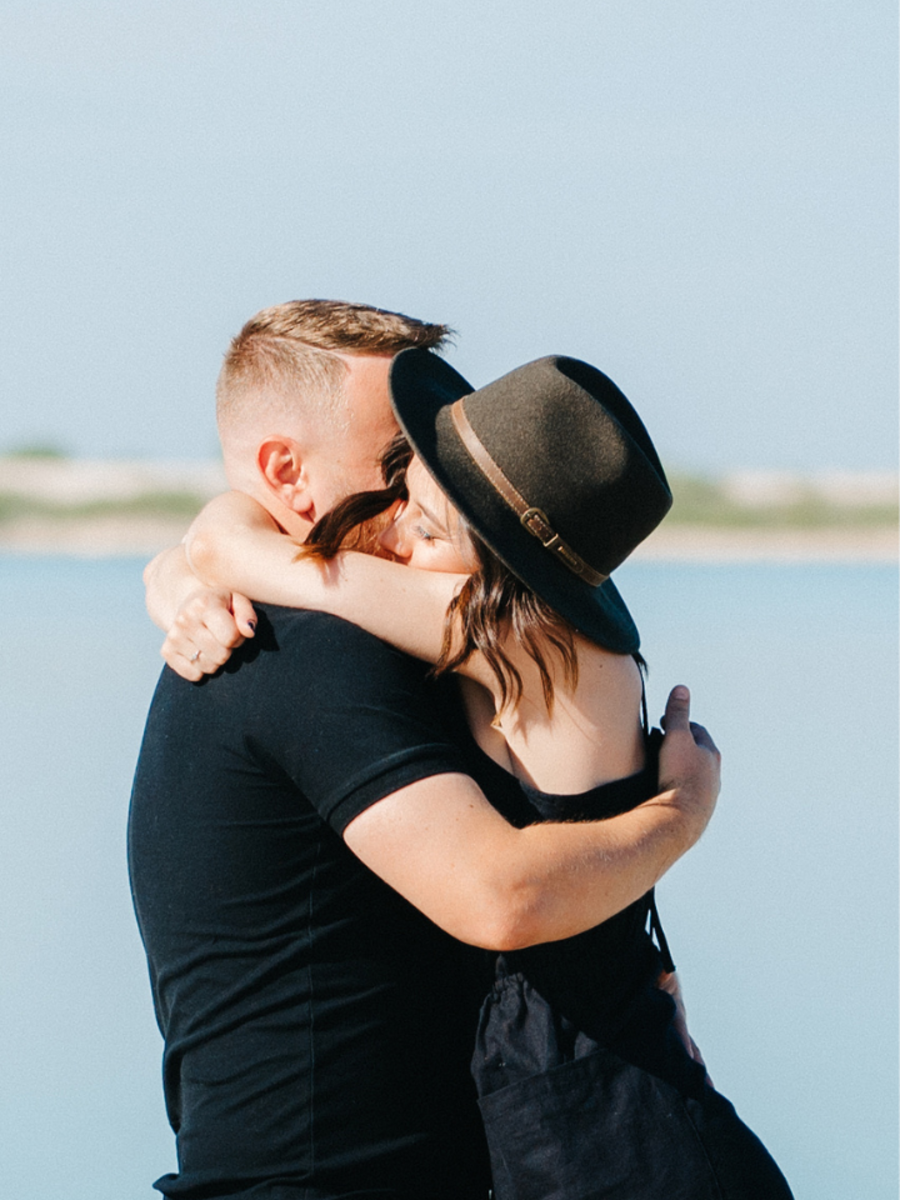 These zodiac signs give the best hugs! | Times of India