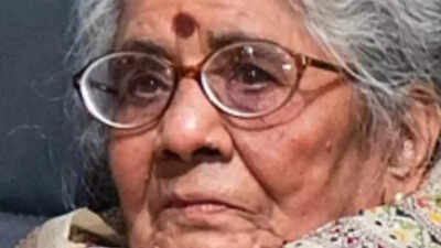 Bhandari: Mannu Bhandari, writer of film Rajnigandha, passes away ...