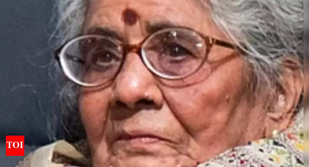 Bhandari: Mannu Bhandari, writer of film Rajnigandha, passes away ...