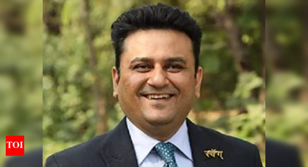 Dr. Darshan Ashwin Trivedi begins shooting for his new film 'Lakiro' - Exclusive! | Gujarati ...