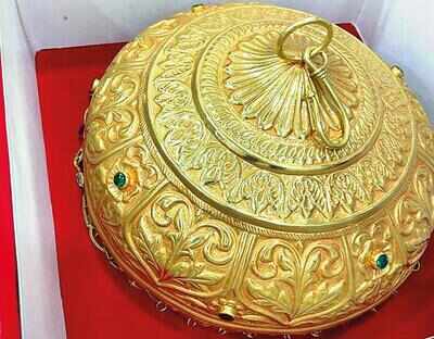 Gold ‘chhatra’, Rs 1.1cr donated to Pavagadh temple | Vadodara News ...