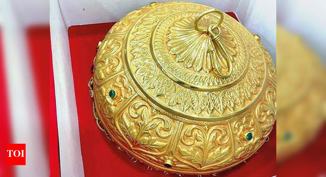 Gold ‘chhatra’, Rs 1.1cr donated to Pavagadh temple | Vadodara News ...