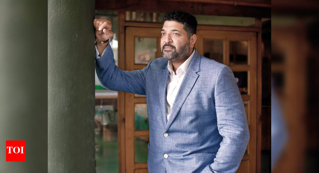 Balaji Manohar essays a hardcore Ambareesh fan in Amruth Apartments ...