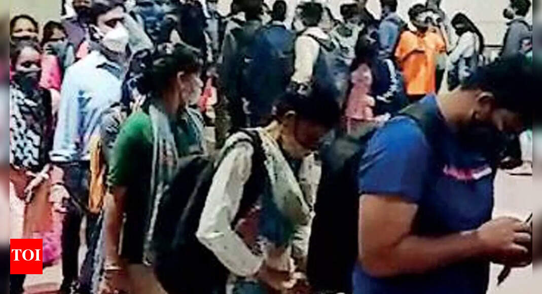 Bengaluru: Limited gates, counters lead to crowding at Metro stations ...