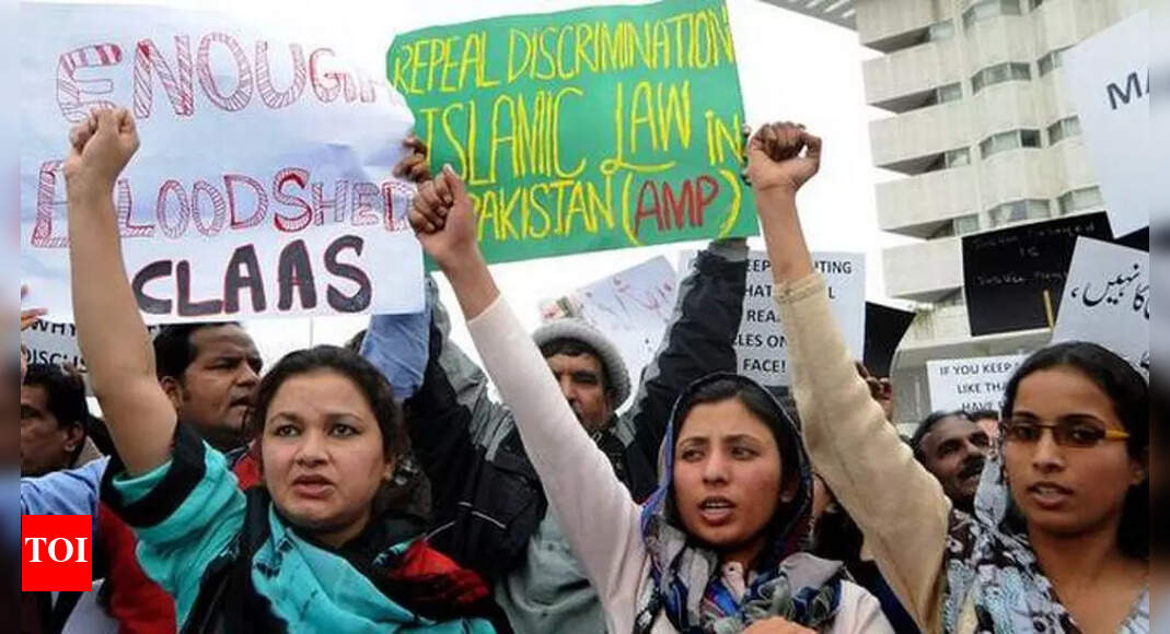 Pakistan: Mob attacks Pakistan police, fail to grab blasphemy suspect ...