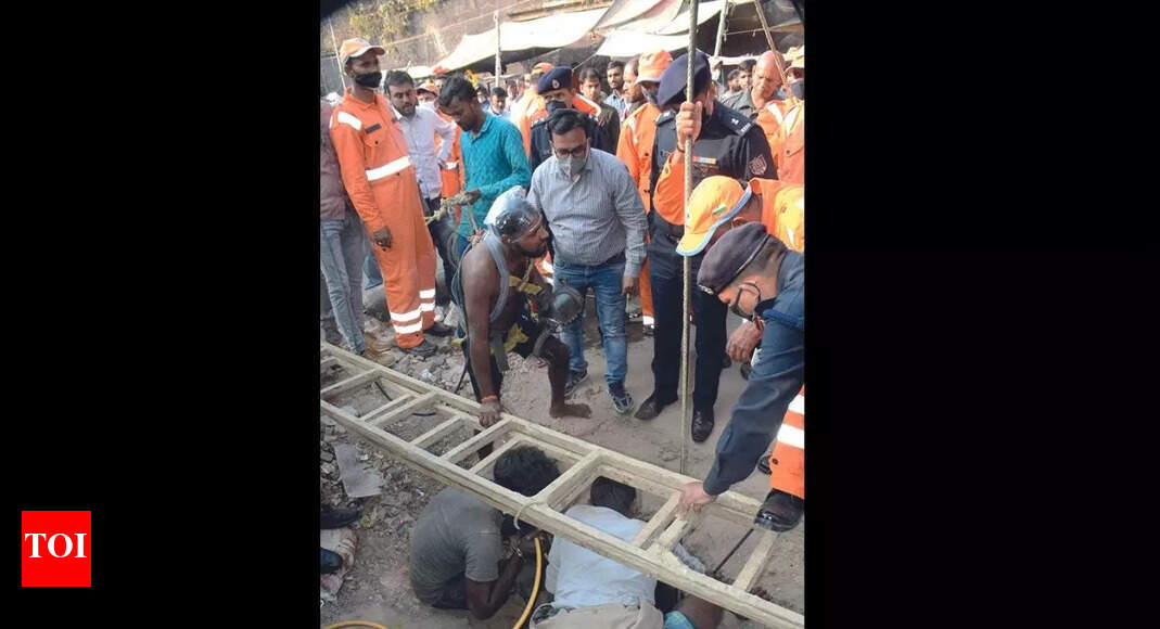 Varanasi: Labourer falls into sewer line, missing | Varanasi News ...