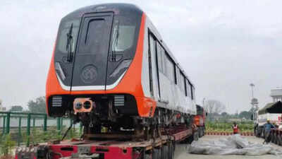 Third three-coach Metro train set arrives in Kanpur | Kanpur News ...