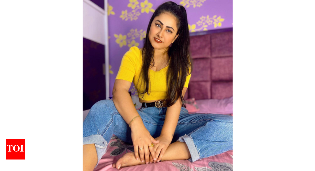 Priyanka Pandit touches 700k mark on Instagram, treats fans with a ...