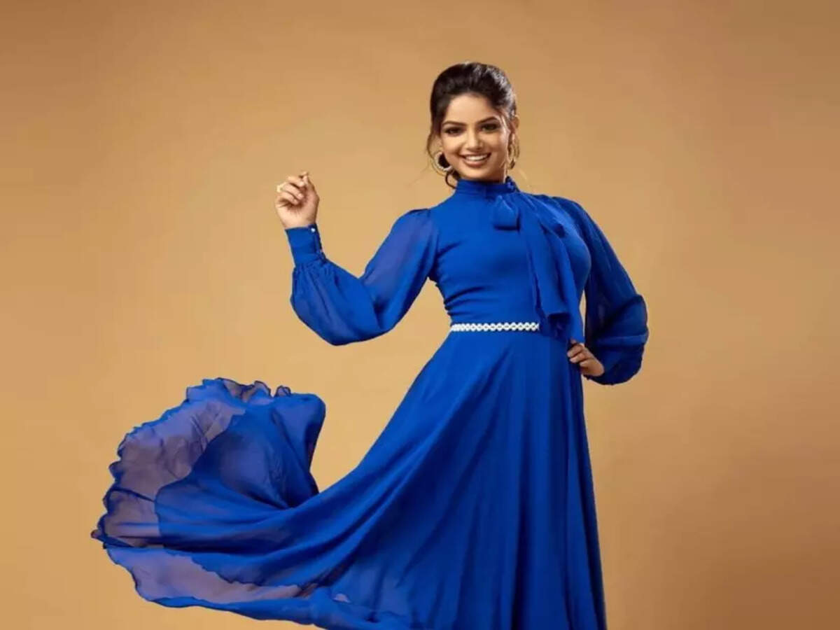 Harnaaz Sandhu oozes elegance in this blue cobalt essemble