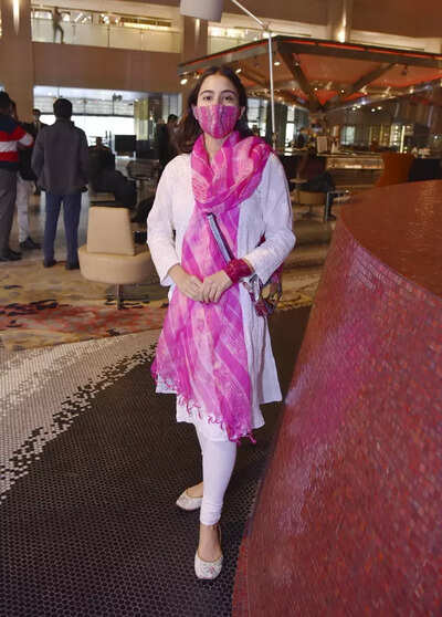 Sara Ali Khan visits Bangla Sahib Gurudwara, India Gate in New Delhi ...