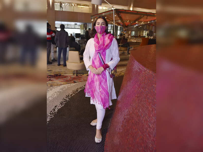 Sara Ali Khan visits Bangla Sahib Gurudwara, India Gate in New Delhi ...