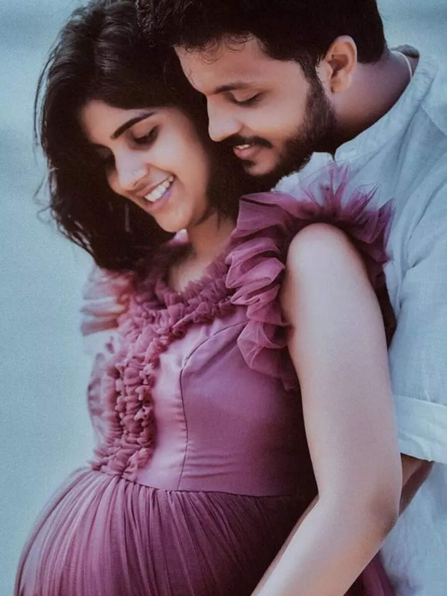 Libin Scaria and wife look adorable in this maternity photoshoot ...