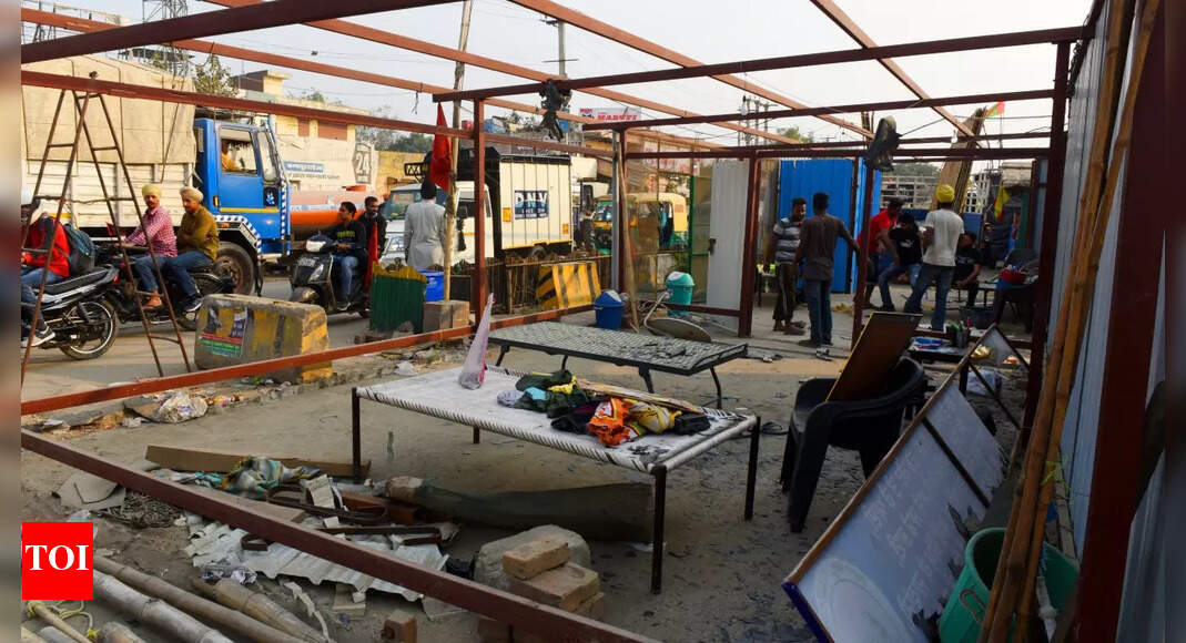 Pack up: Long day for farmers at Singhu as they dismantle a makeshift ...