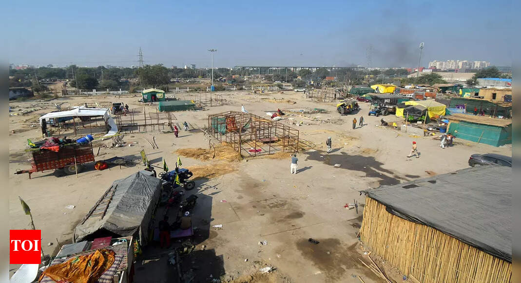 Farmers' protest: Delhi Police begins removal of barricades at Tikri ...