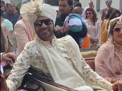 Ankita Lokhande's 'Dulhe Raja' Vicky Jain arrives in a vintage car ...