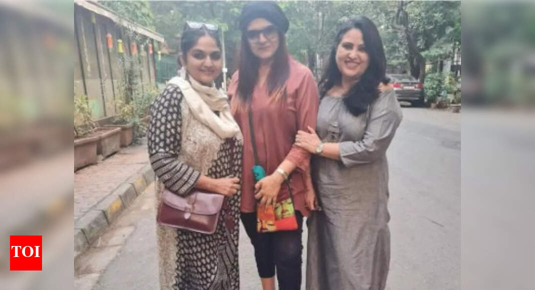 Nilu Kohli enjoys day out with co-actors Usha Bachani, Indira Krishnan ...