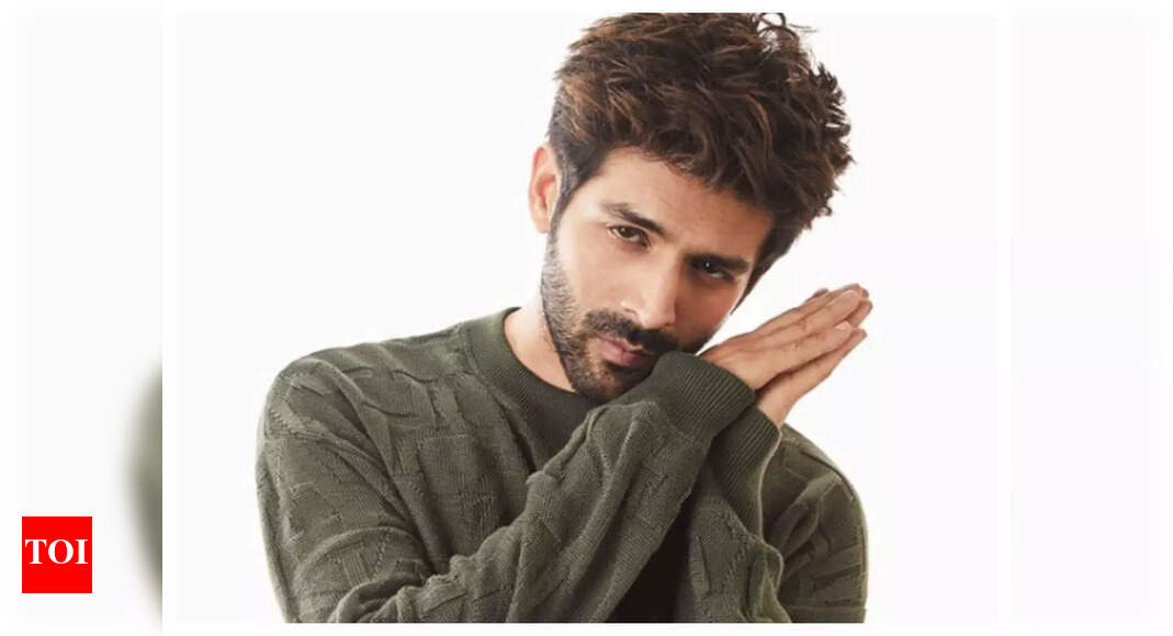 Kartik Aaryan enjoys 'Dilli ki sardi' on 'Shehzada' film set | Hindi ...