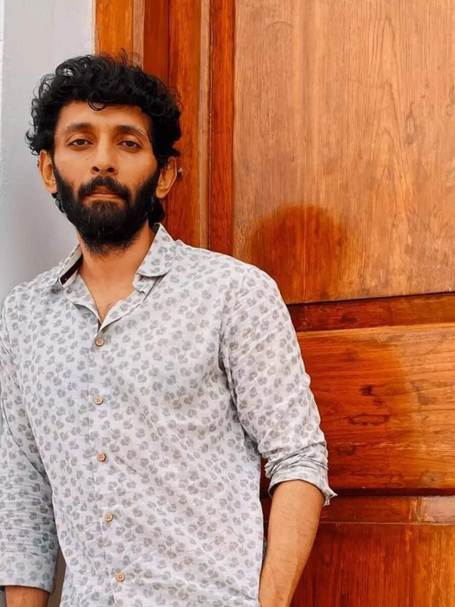 Stylish looks of Vasanth Ravi | Times of India