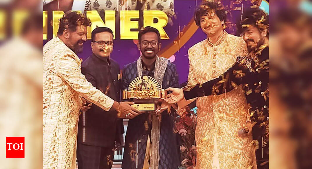 Edhe Thumbi Haaduvenu: Bellary boy Chinmay Joshi lifts the trophy - Times of India