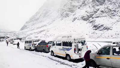 Manali: Himachal Pradesh: Over 700 tourists stuck in Manali snow rescued | Shimla News - Times ...
