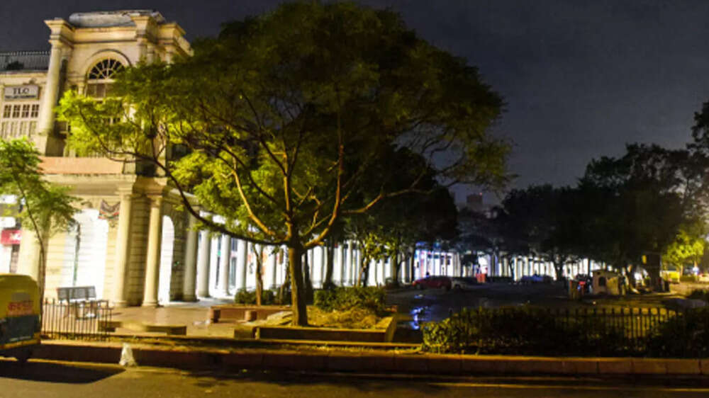 Photos from Delhi: Connaught Place dons deserted look as night curfew ...