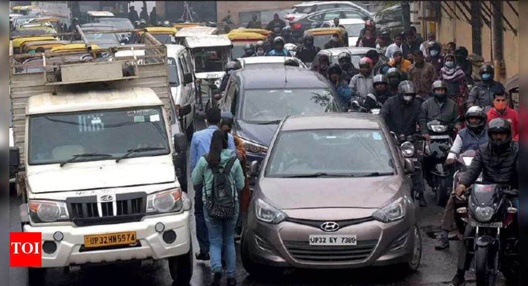 Lucknow: Protest shuts VS Marg, traffic crawls for two hrs | Lucknow ...