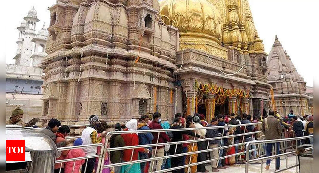 Varanasi: Over 3 lakh devotees visit Kashi Vishwanath Dham on first day of 2022 | Varanasi News ...