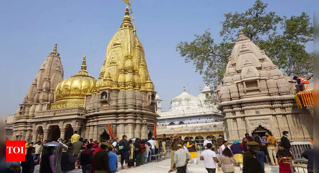 Record 5 lakh devotees throng Kashi Vishwanath Dham on first day of New Year | Varanasi News ...