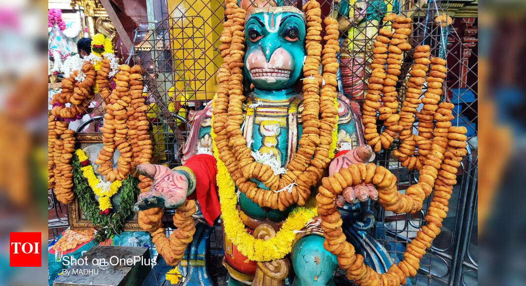 Garlands of Vada. - Times of India