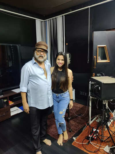 Swetha Changappa begins New Year by meeting Crazy Star Ravichandran ...