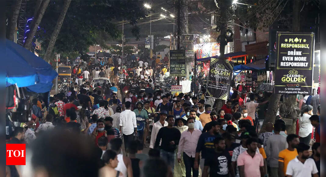 Jam packed streets & beaches as lakhs flock to Goa | Goa News - Times ...