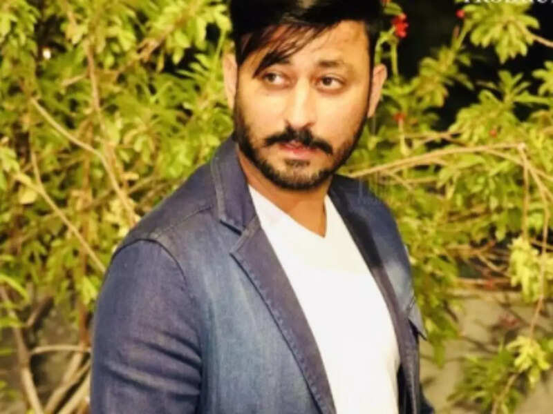 Aakash Zala and his fiancee treat fans with their moves on 'Oo antava ...