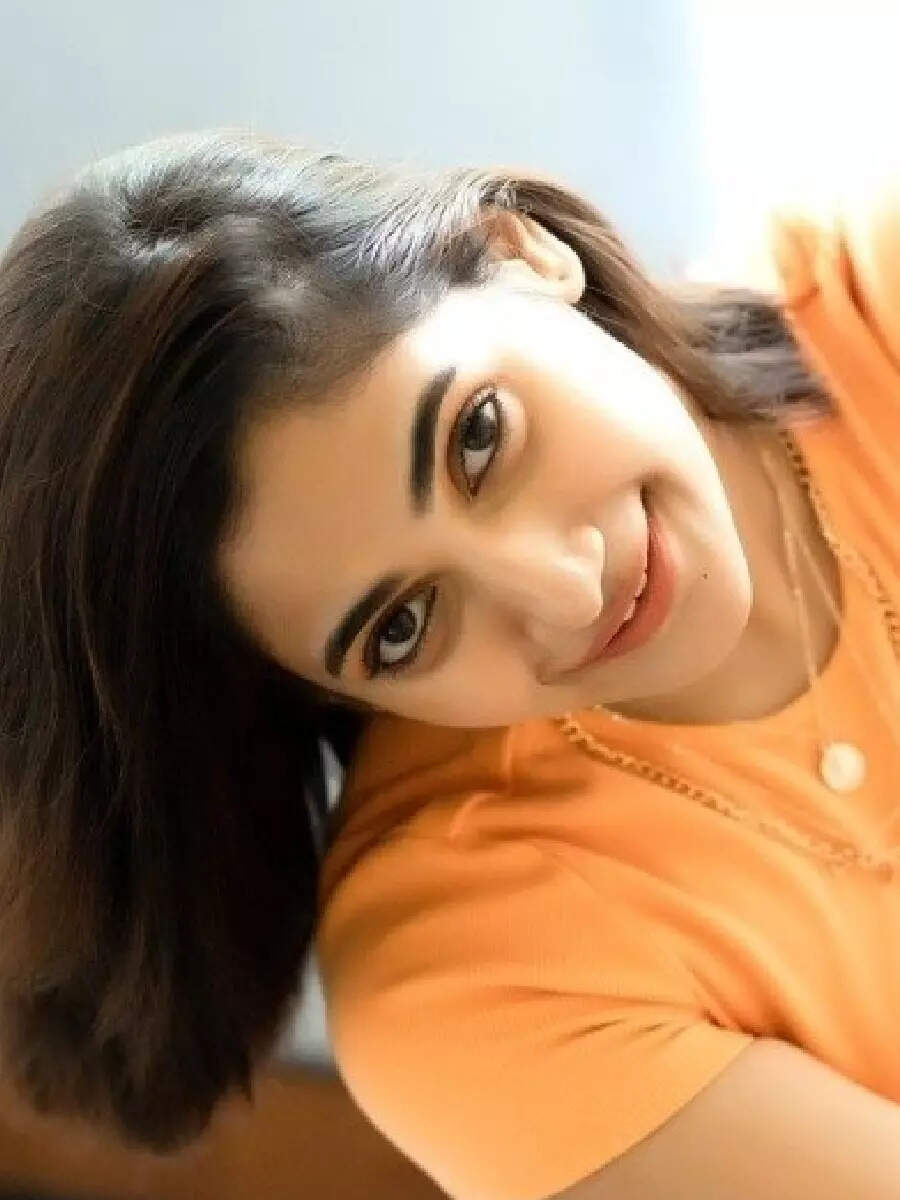 10 admirable pictures of Losliya | Times of India