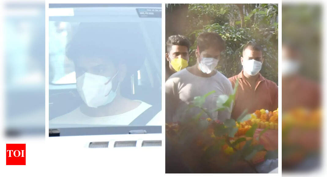 Varun Dhawan attends driver Manoj Sahu's funeral who passed away after ...