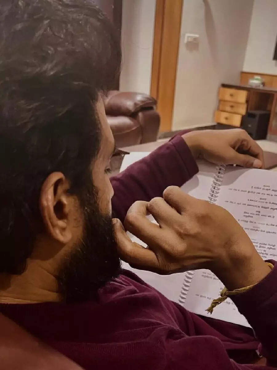 Stylish pics of Santhanam | Times of India