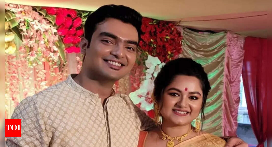 Actors Ipsita Mukherjee and Arnab Banerjee get hitched - Times of India