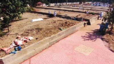 Graveyard lift: Mumbai cemetery 'elevated' to avoid digging up the dead ...