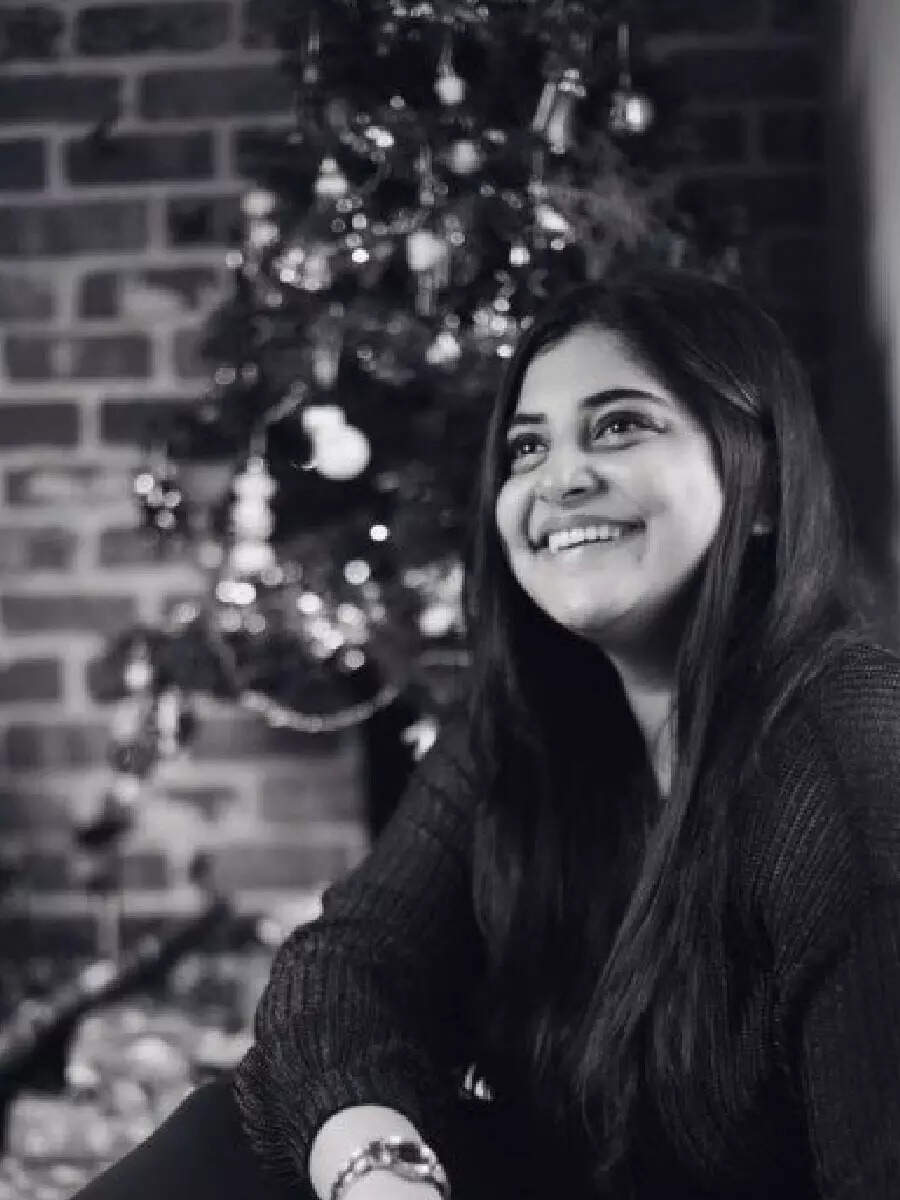 Manjima Mohan in simple but stunning looks | Times of India