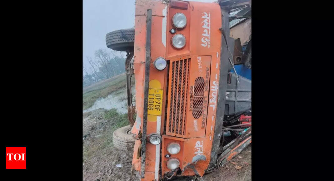 UP: Bus overturns and falls into trench in Barabanki, 2 dead | Lucknow News - Times of India
