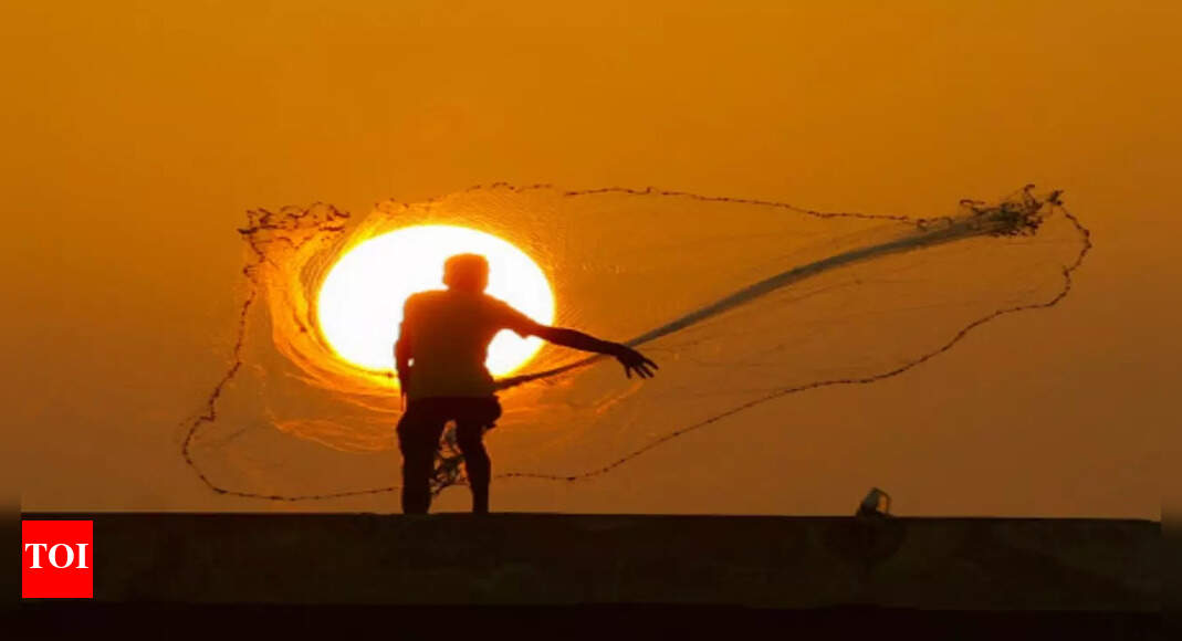 Pak hands over 20 Indian fishermen to India at Wagah | India News ...